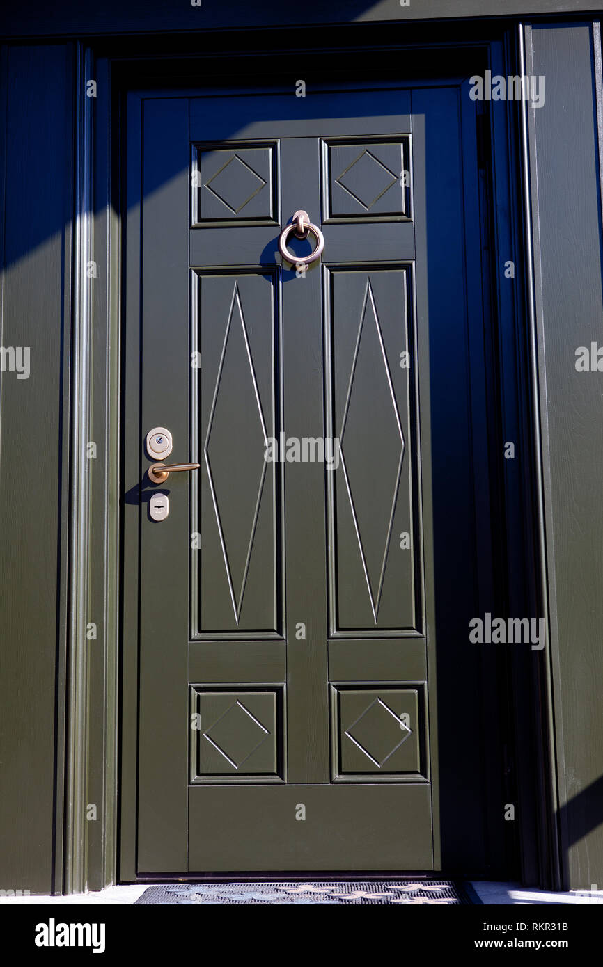 ring on the front door of the house. door handle Stock Photo - Alamy