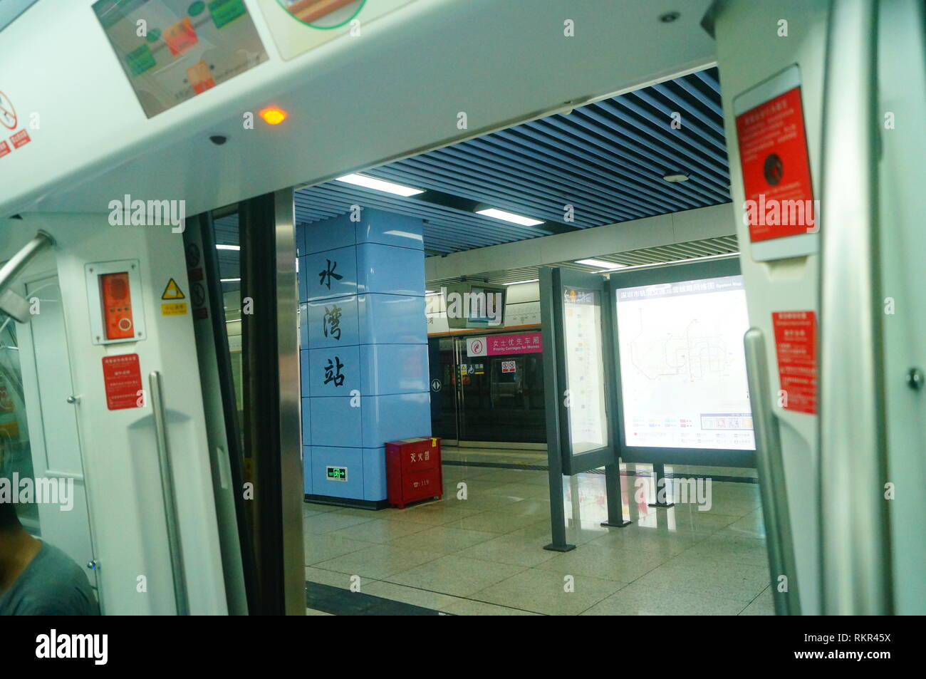 Shenzhen, China: people take the subway Stock Photo - Alamy