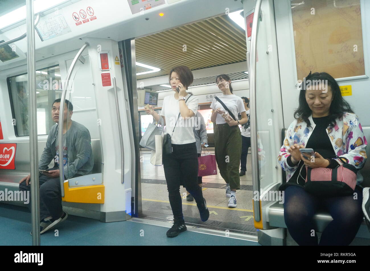 Shenzhen, China: people take the subway Stock Photo - Alamy