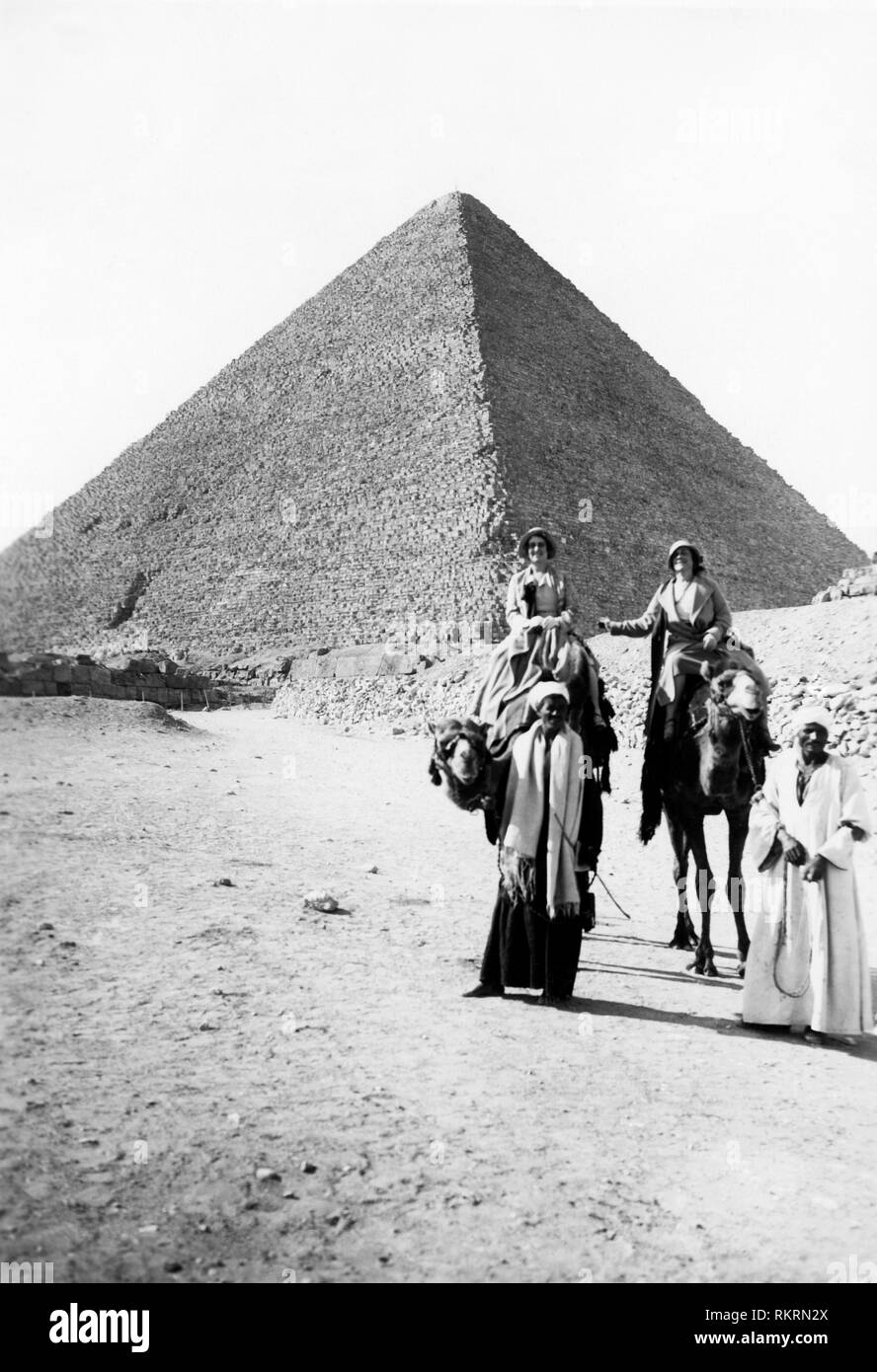 Egypt pyramids pyramid camel Black and White Stock Photos & Images - Alamy