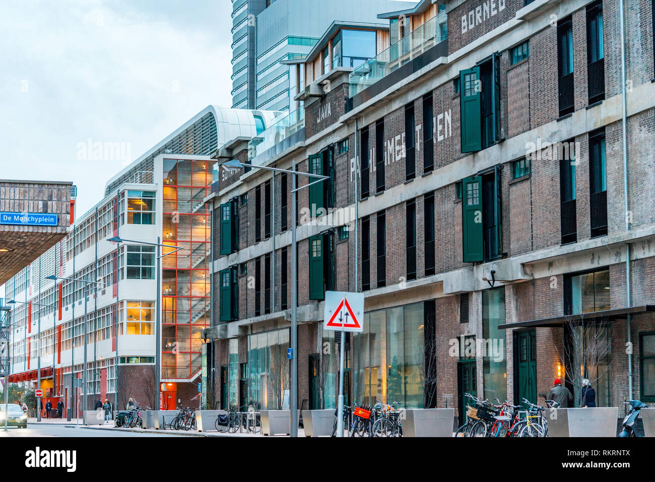 Mixed architecture of modern and traditional architecture in Rotterdam ...