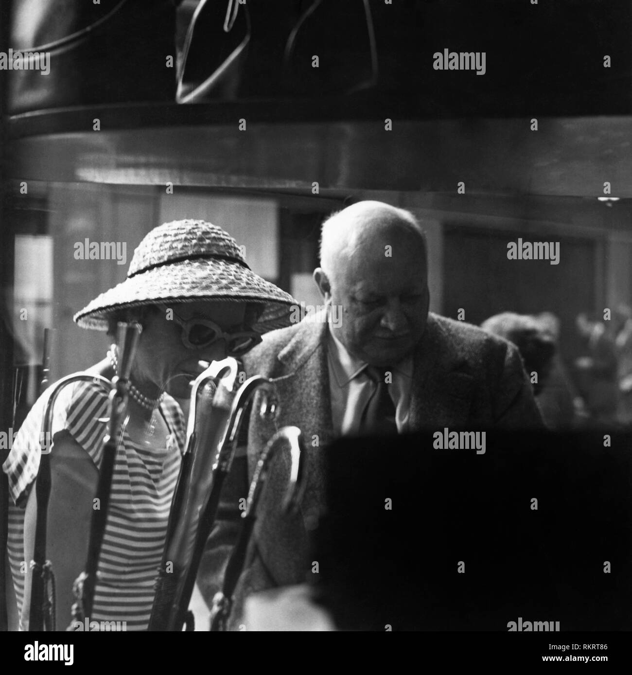 Hat shop women in Black and White Stock Photos & Images - Alamy