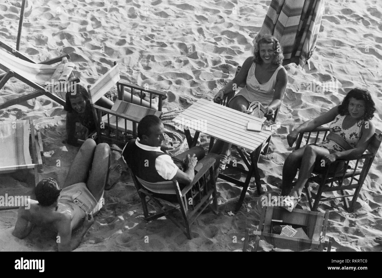 People on beach looking Black and White Stock Photos & Images - Alamy
