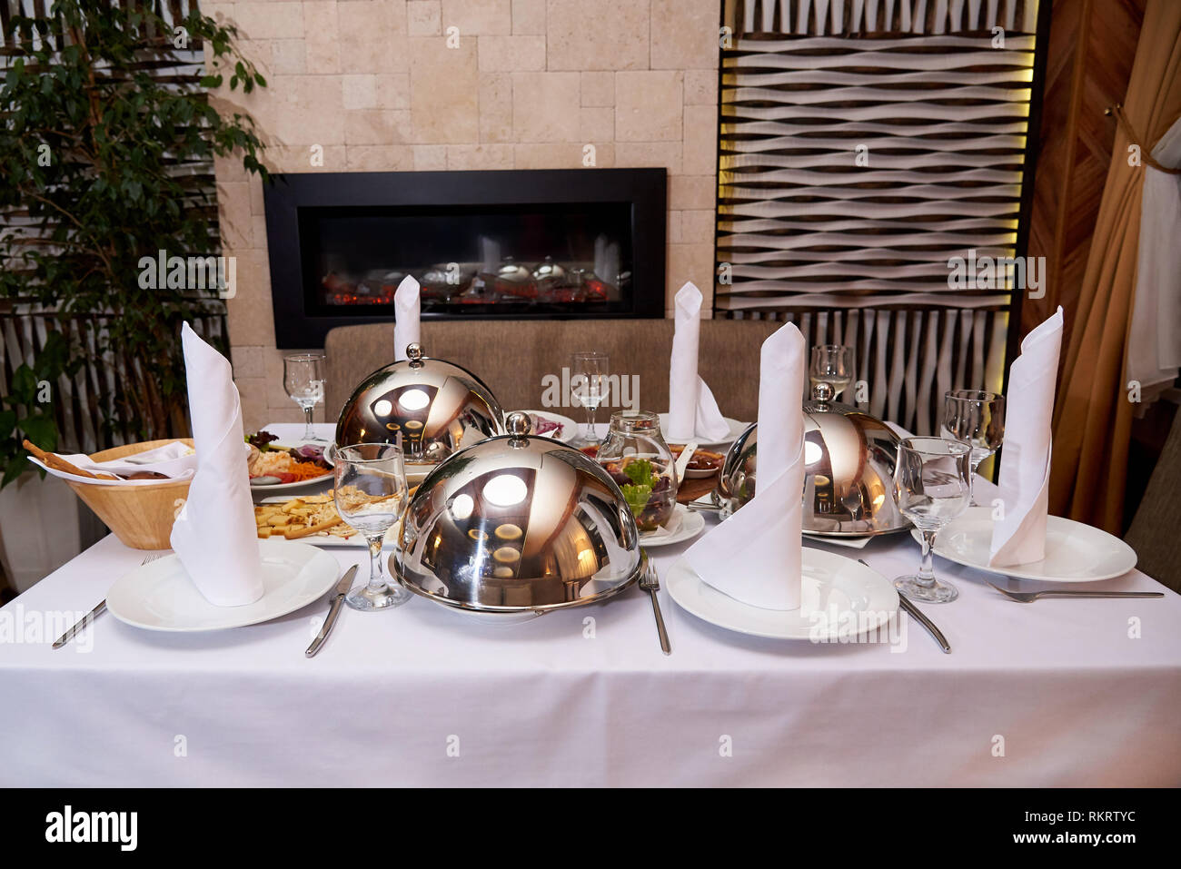 Luxury room service tray hi-res stock photography and images - Alamy