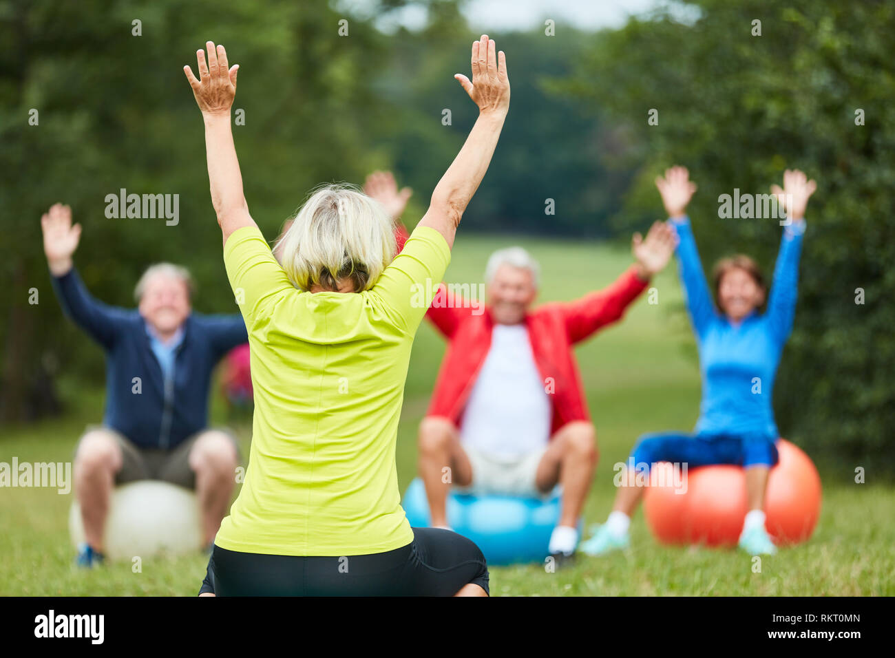 Group seniors together therapist hi-res stock photography and images ...
