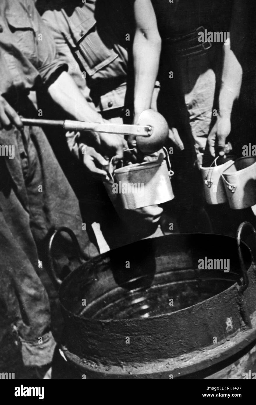 mess time in the libyan desert, 1939-45 Stock Photo - Alamy