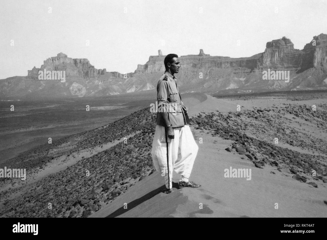 Soldier in desert uniform Black and White Stock Photos & Images - Alamy