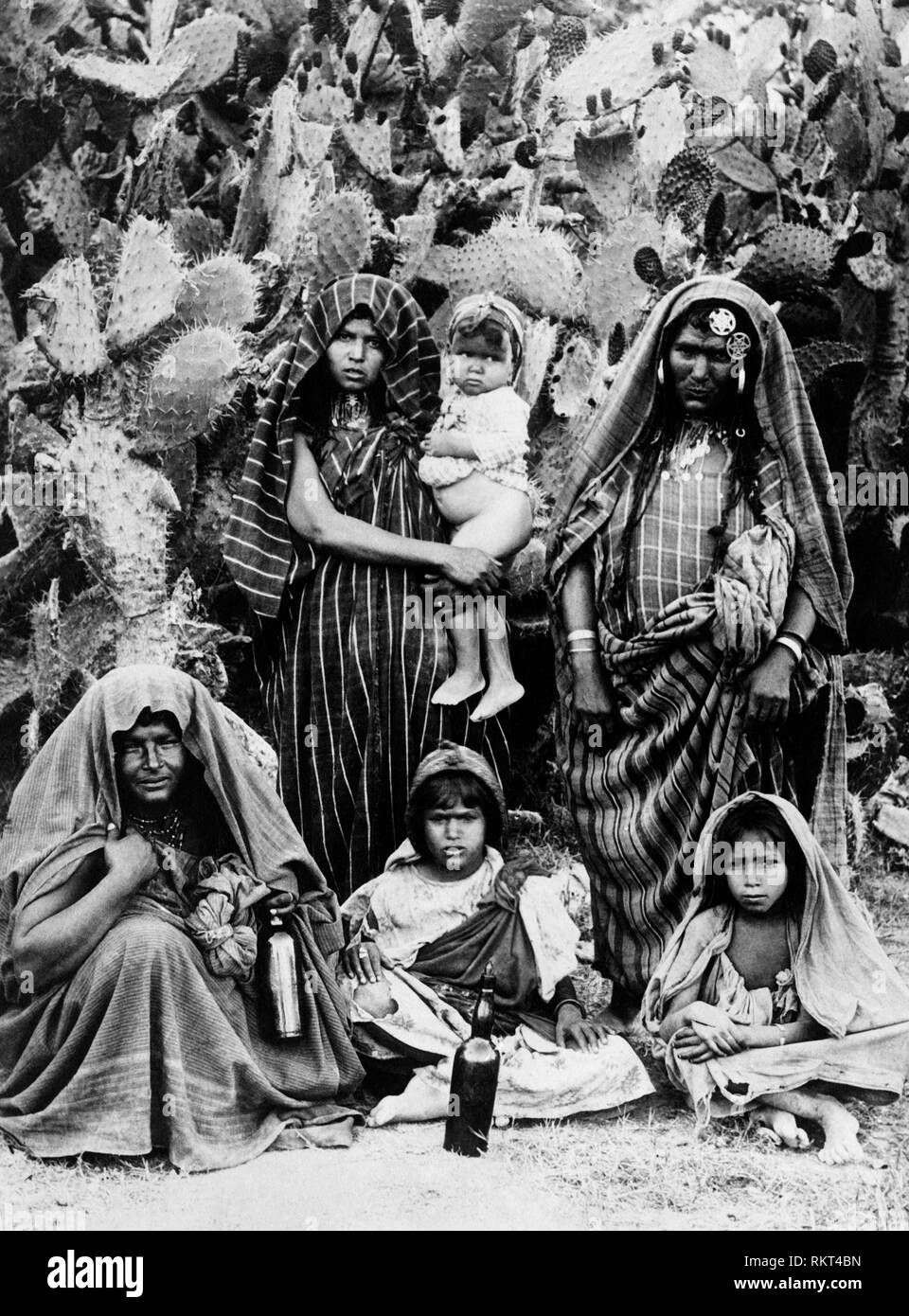 women with children, libya 1910 Stock Photo - Alamy