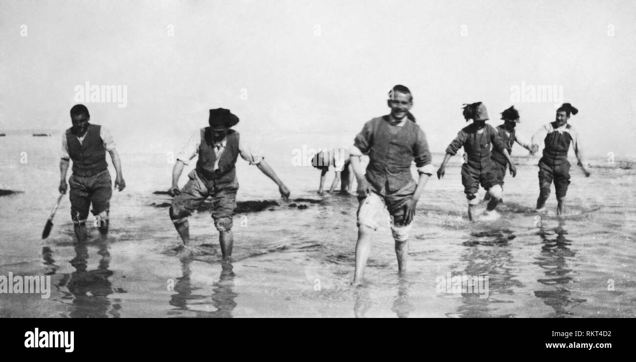 Italian soldiers in a moment of rest to the sea, libya 1920 Stock Photo ...