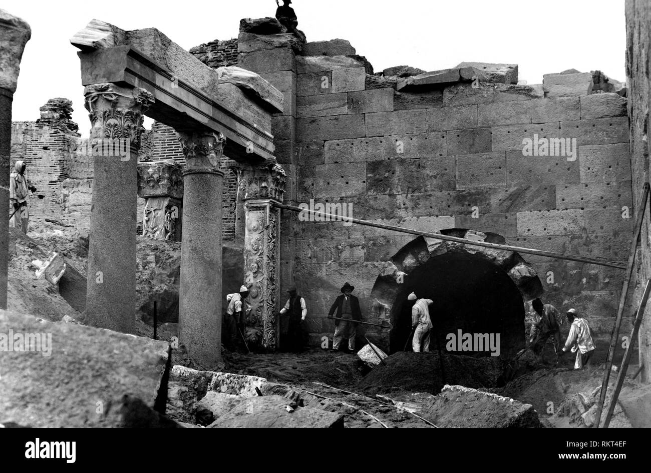 africa, libya, sabratha, archaeological excavations, 1920 Stock Photo ...