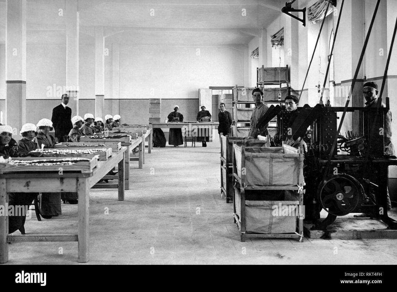 Women factory workers 1910 hi-res stock photography and images - Alamy
