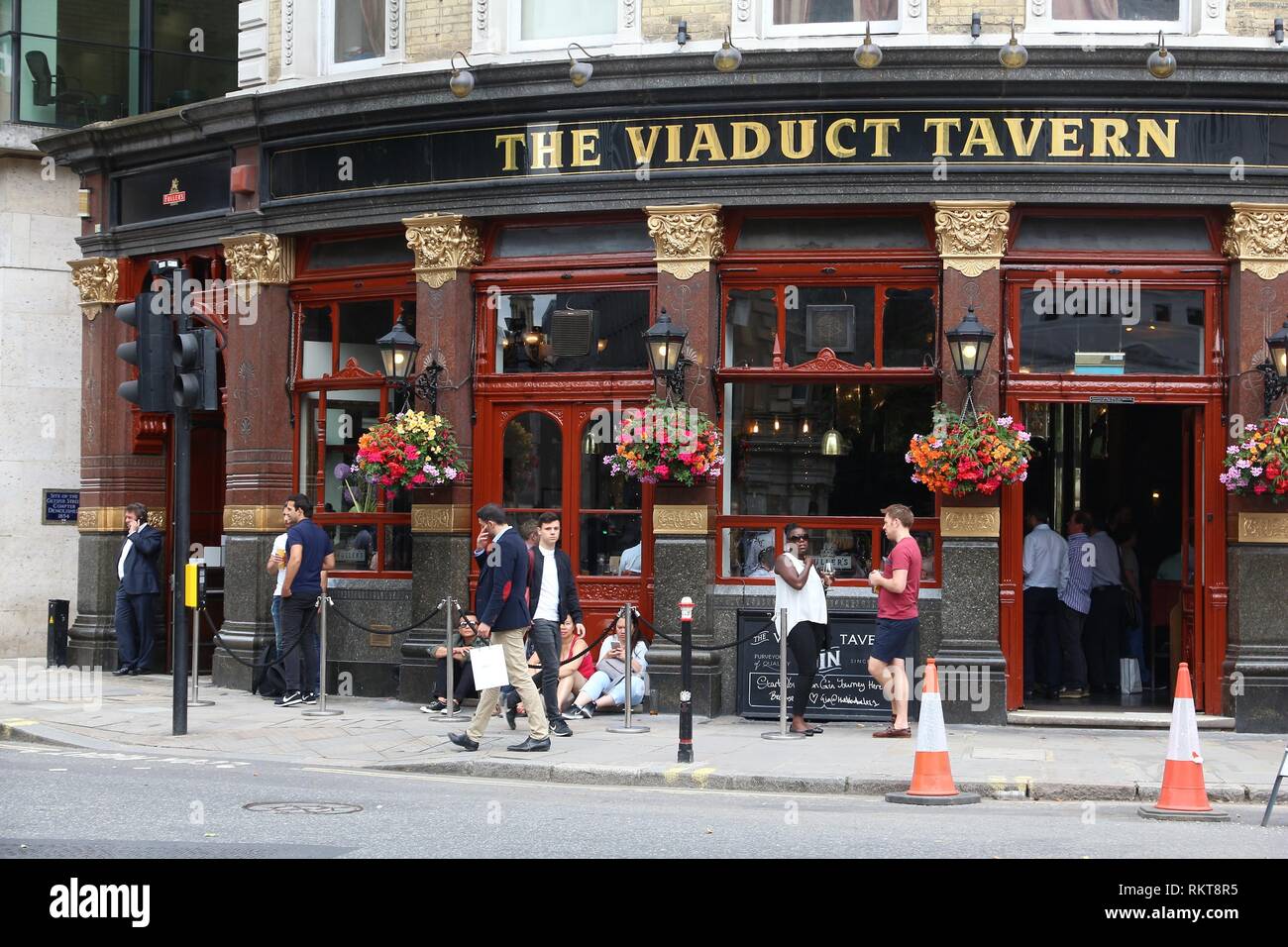 London pub the viaduct tavern hi-res stock photography and images - Alamy