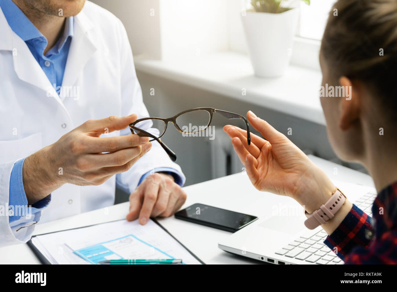 Optician eye test hi-res stock photography and images - Alamy