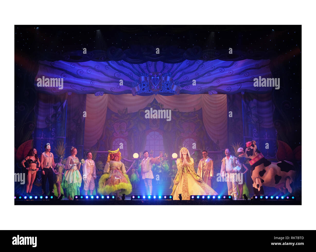 Curtain call stage hi-res stock photography and images - Alamy