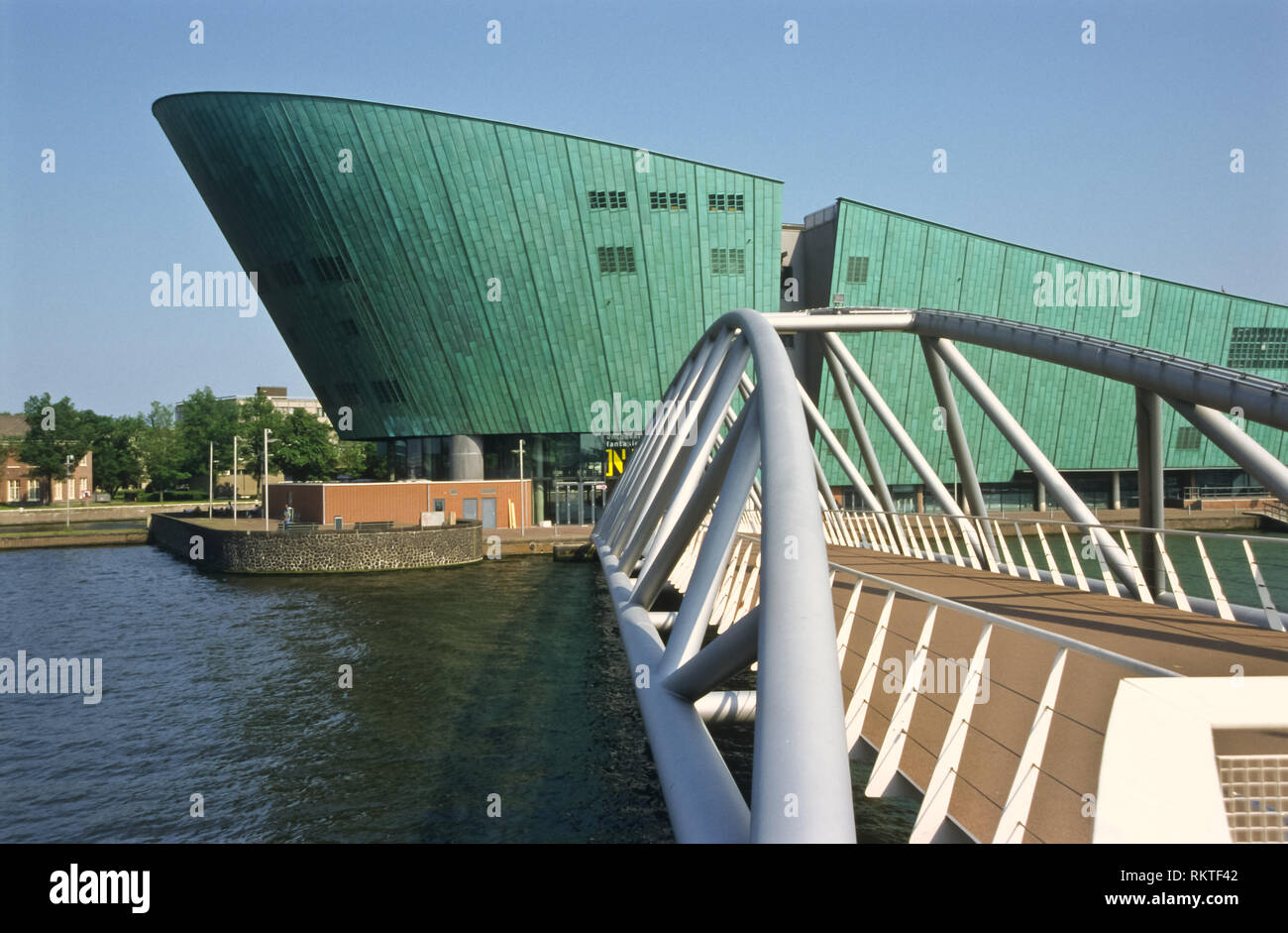 Das NEMO ist ein Science Center in Amsterdam in der Nähe des ...