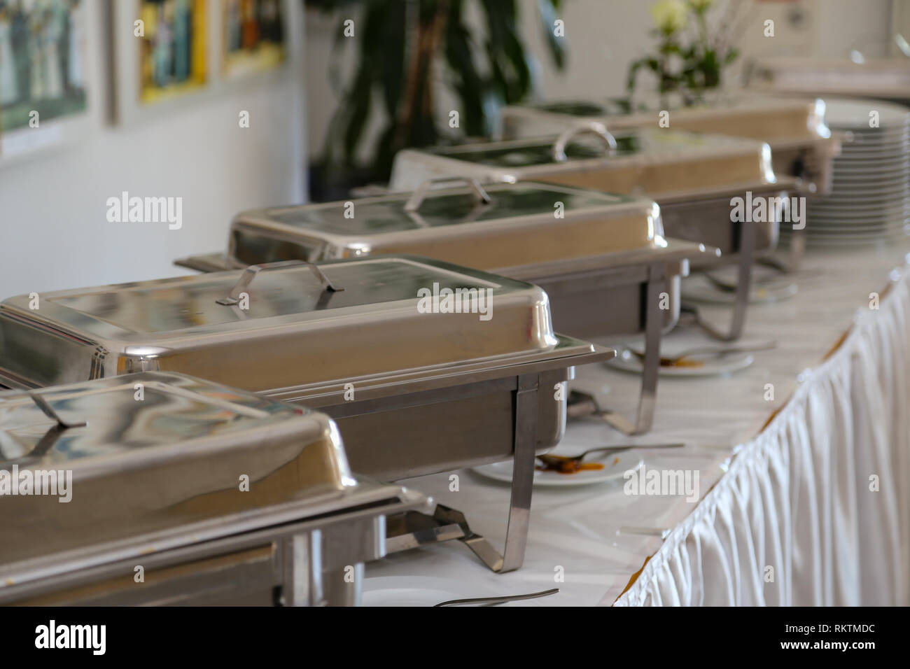 Chafing Dish / Chafing Dish in a restaurant Stock Photo - Alamy