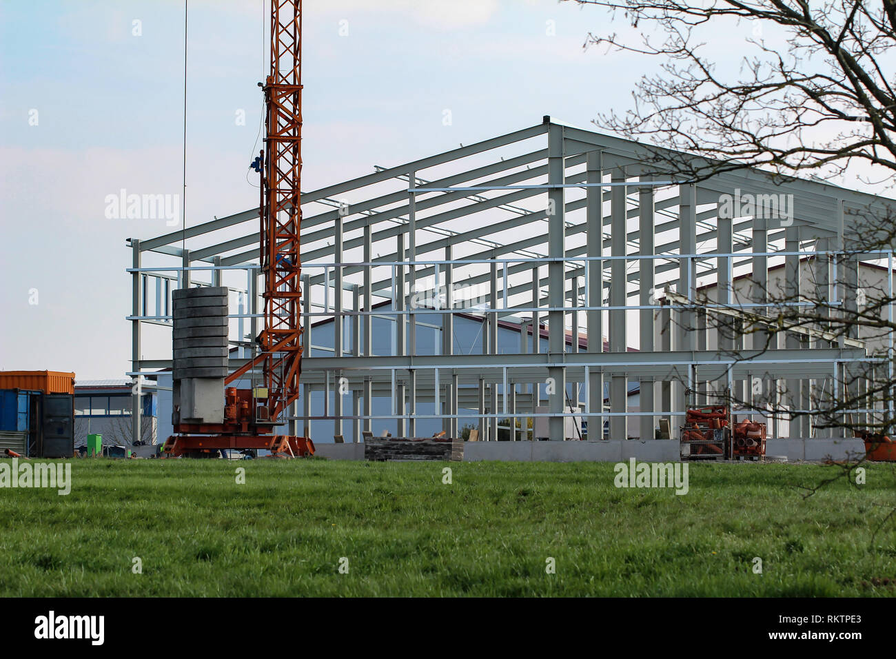 Construction of metal structures of the factory shop Stock Photo - Alamy