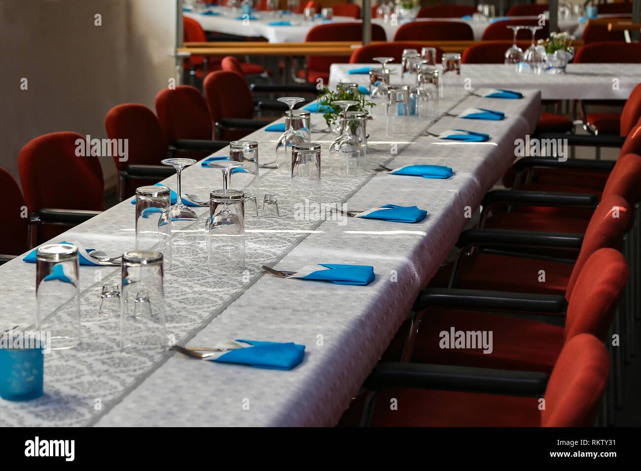 Simple table / Simple table setting in a restaurant Stock Photo - Alamy