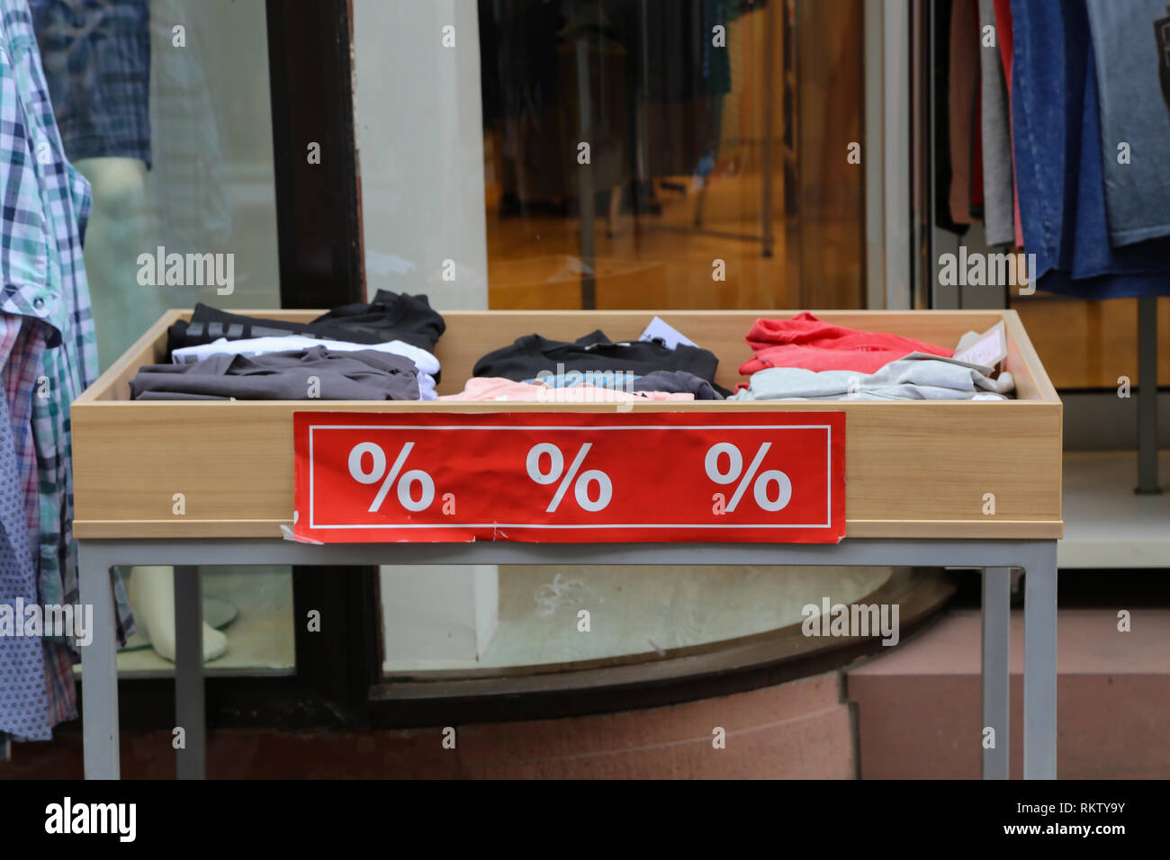 Discounts on the sale of goods / Text in German: greatly reduced Stock ...