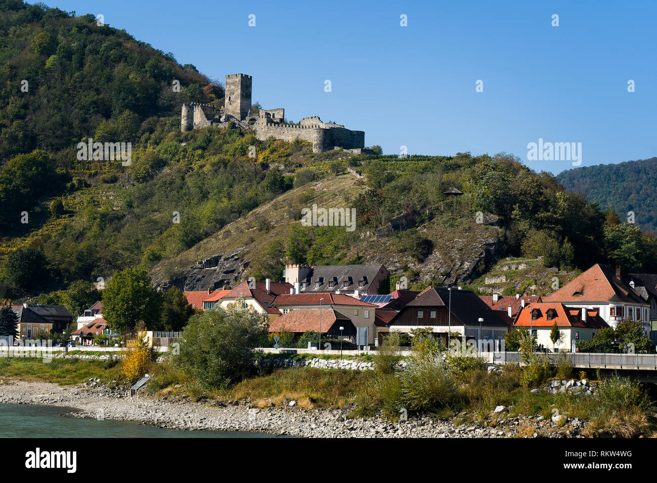 Ruined castle above the town of Spitz on the banks of the River Danube ...