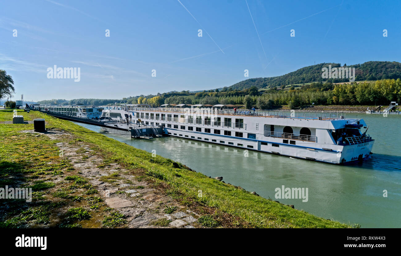 Danube cruise ships hi-res stock photography and images - Alamy