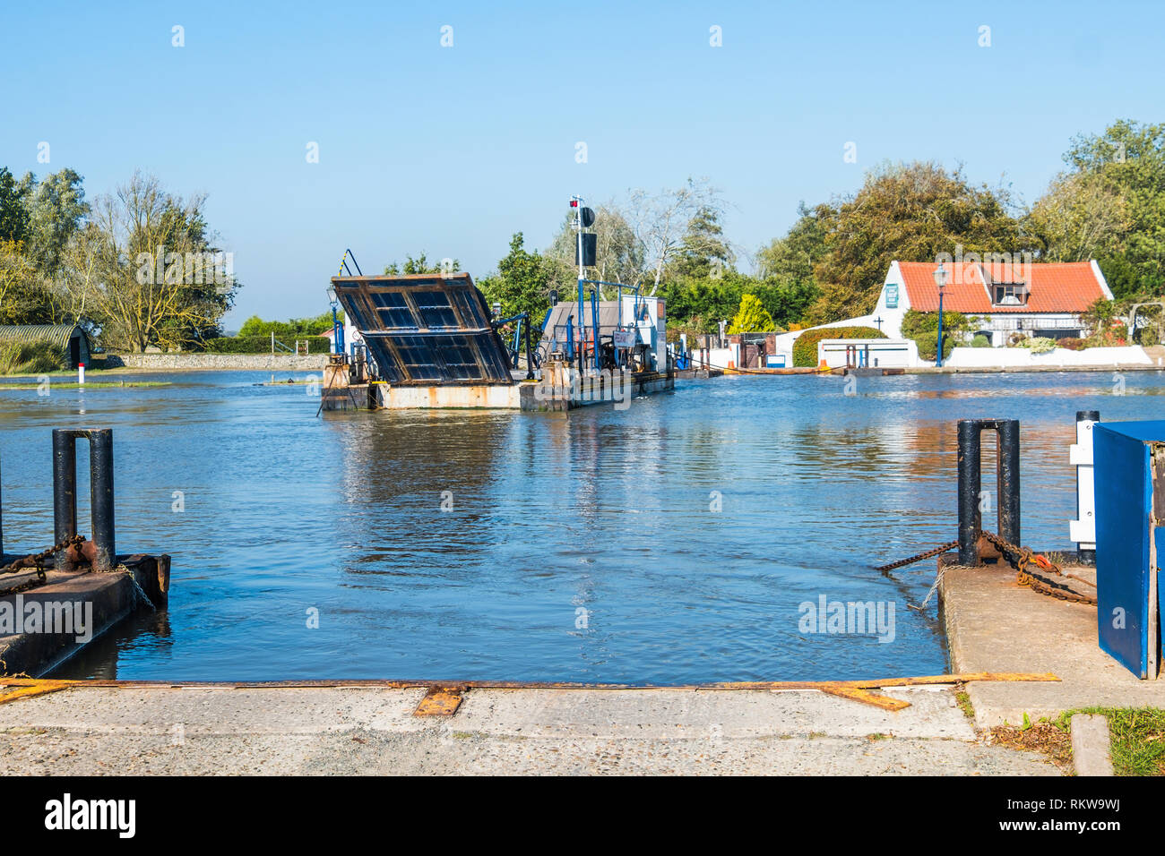 Reedham ferry over the River Yare in Norfolk with a strong tidal flow ...