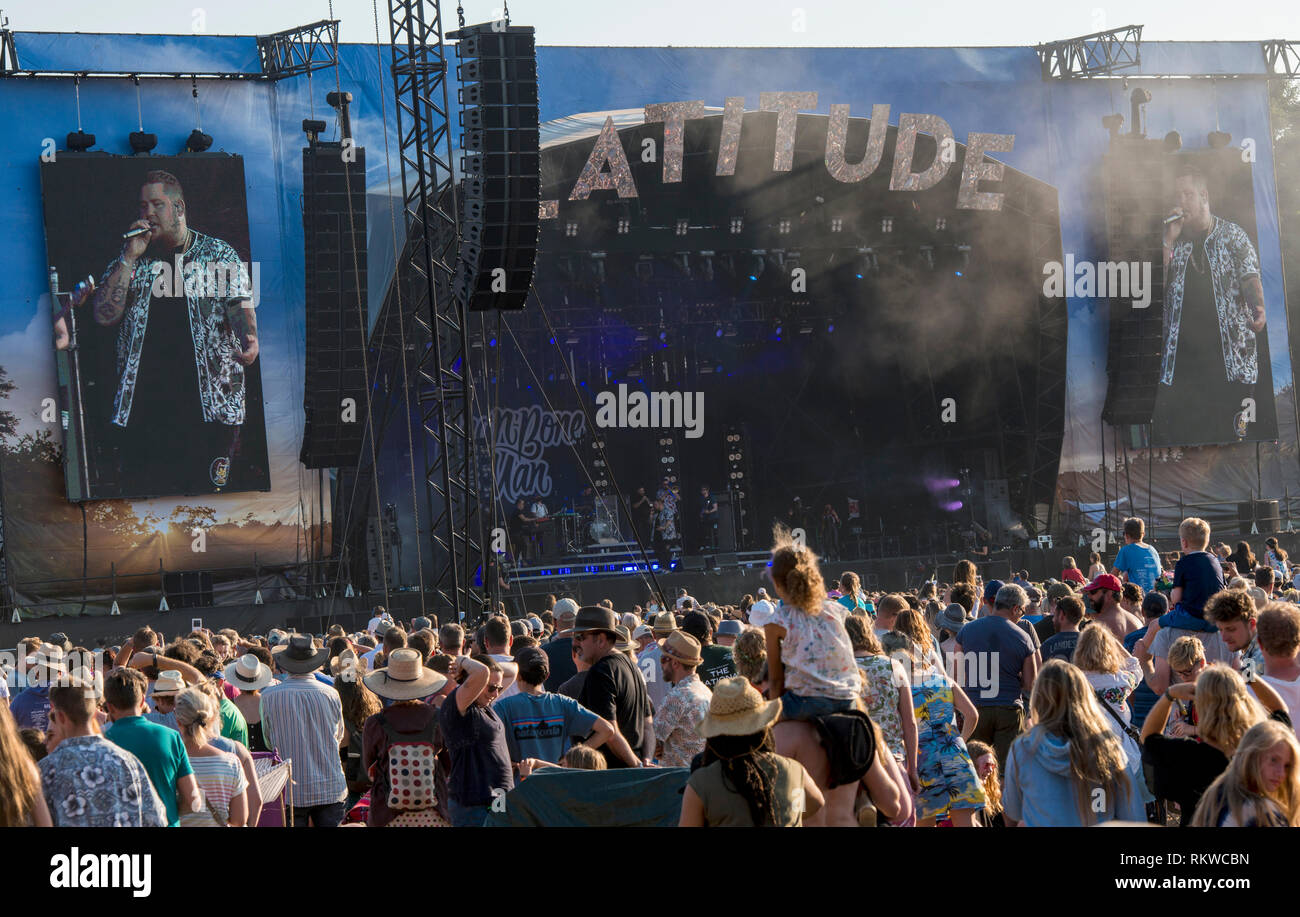 Big crowd hi-res stock photography and images - Alamy