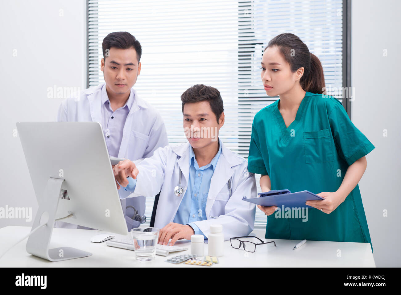 Doctors office medical files hi-res stock photography and images - Alamy