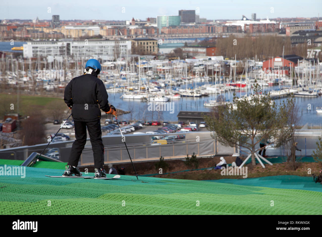 Kopenhagen, Denmark. 12th Feb, 2019. Skiers use an artificial ski slope ...