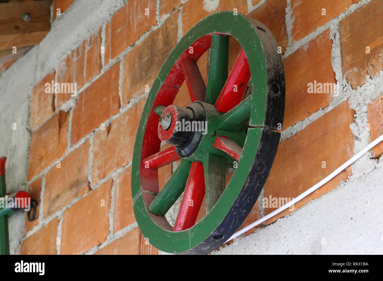 Wagon wheel red barn hi-res stock photography and images - Alamy