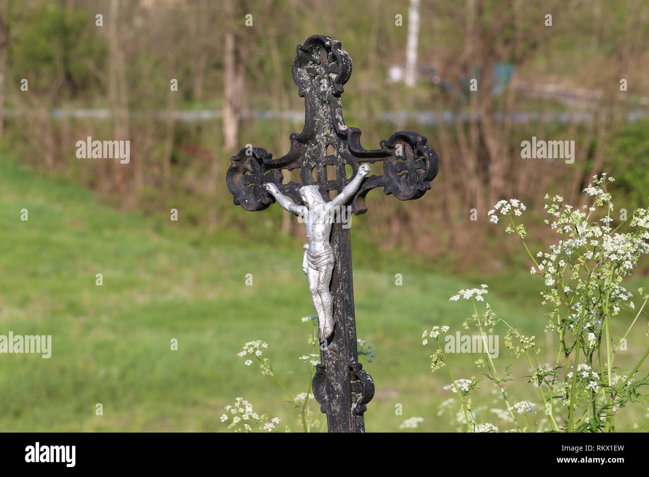 Old grave jesus cross flowers hi-res stock photography and images - Alamy