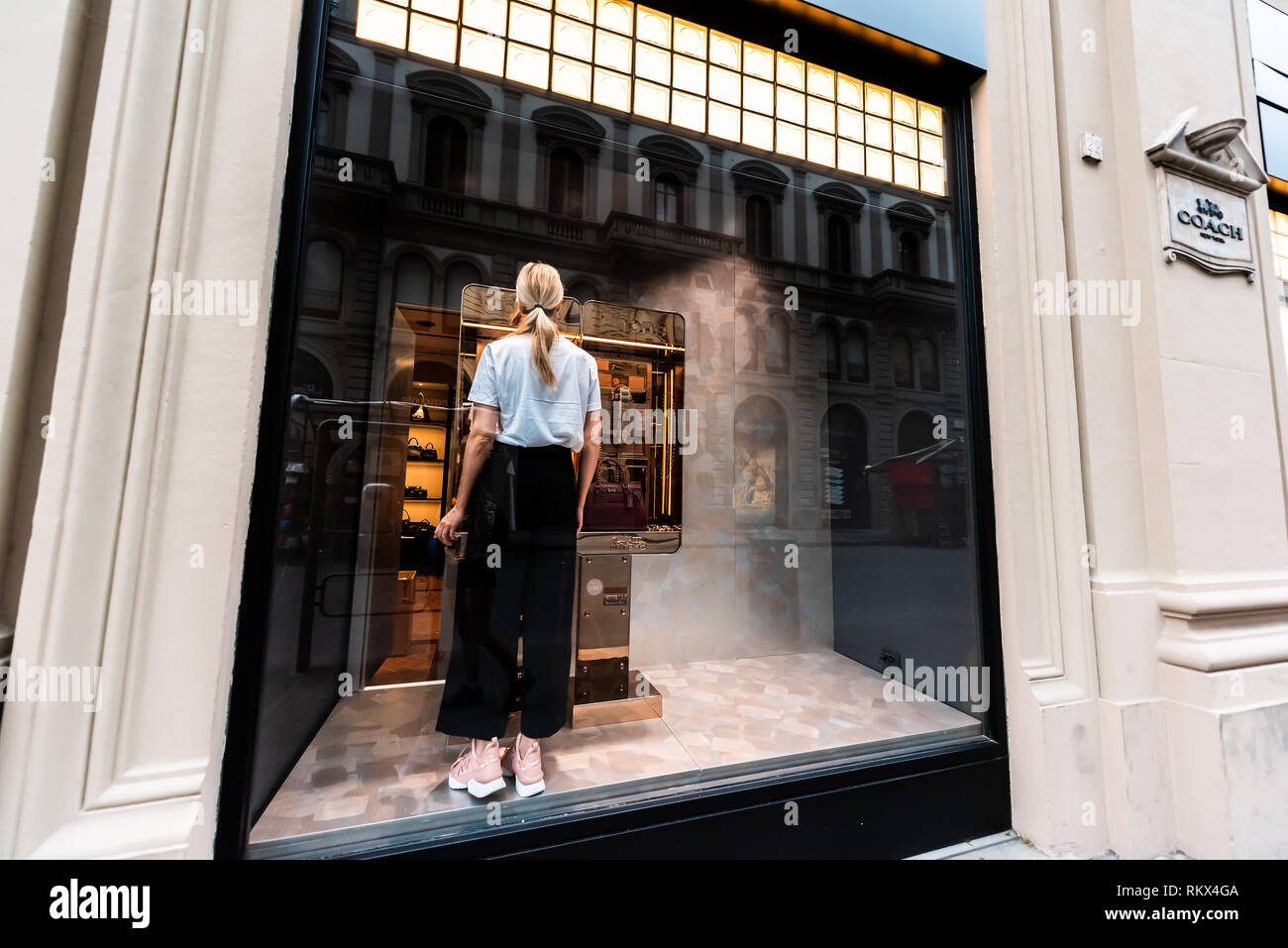 Storefront setting hi-res stock photography and images - Alamy