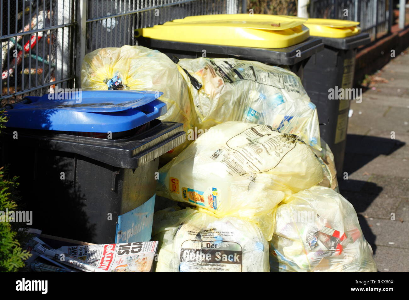 Blaue tonne hi-res stock photography and images - Alamy