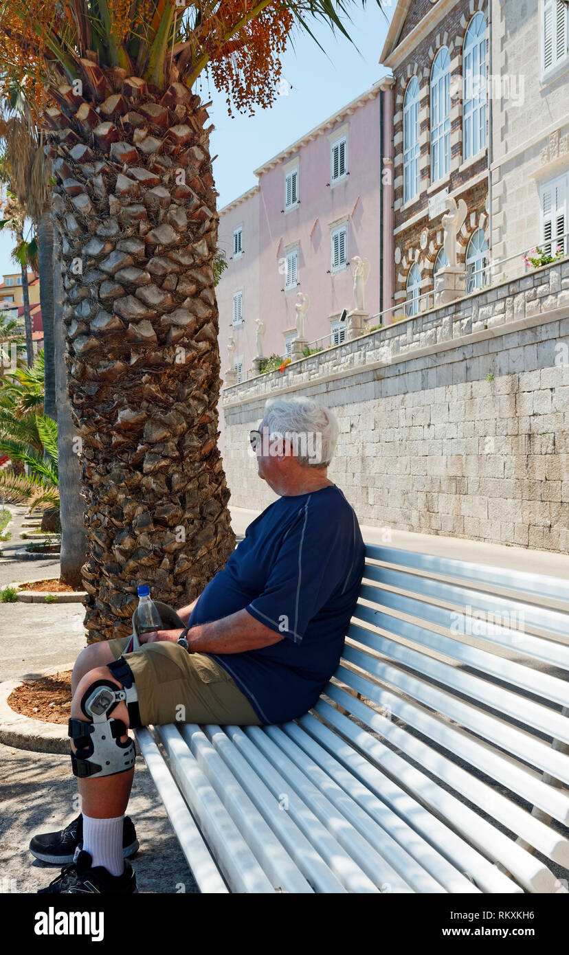 Hinged knee hi-res stock photography and images - Alamy