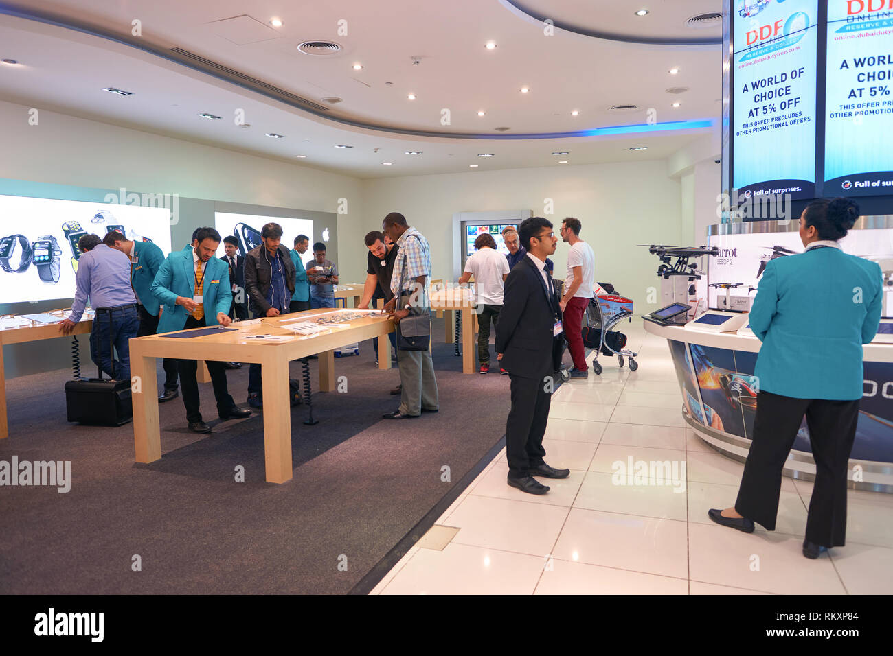 DUBAI, UAE - CIRCA NOVEMBER, 2016: electronics store at Dubai ...