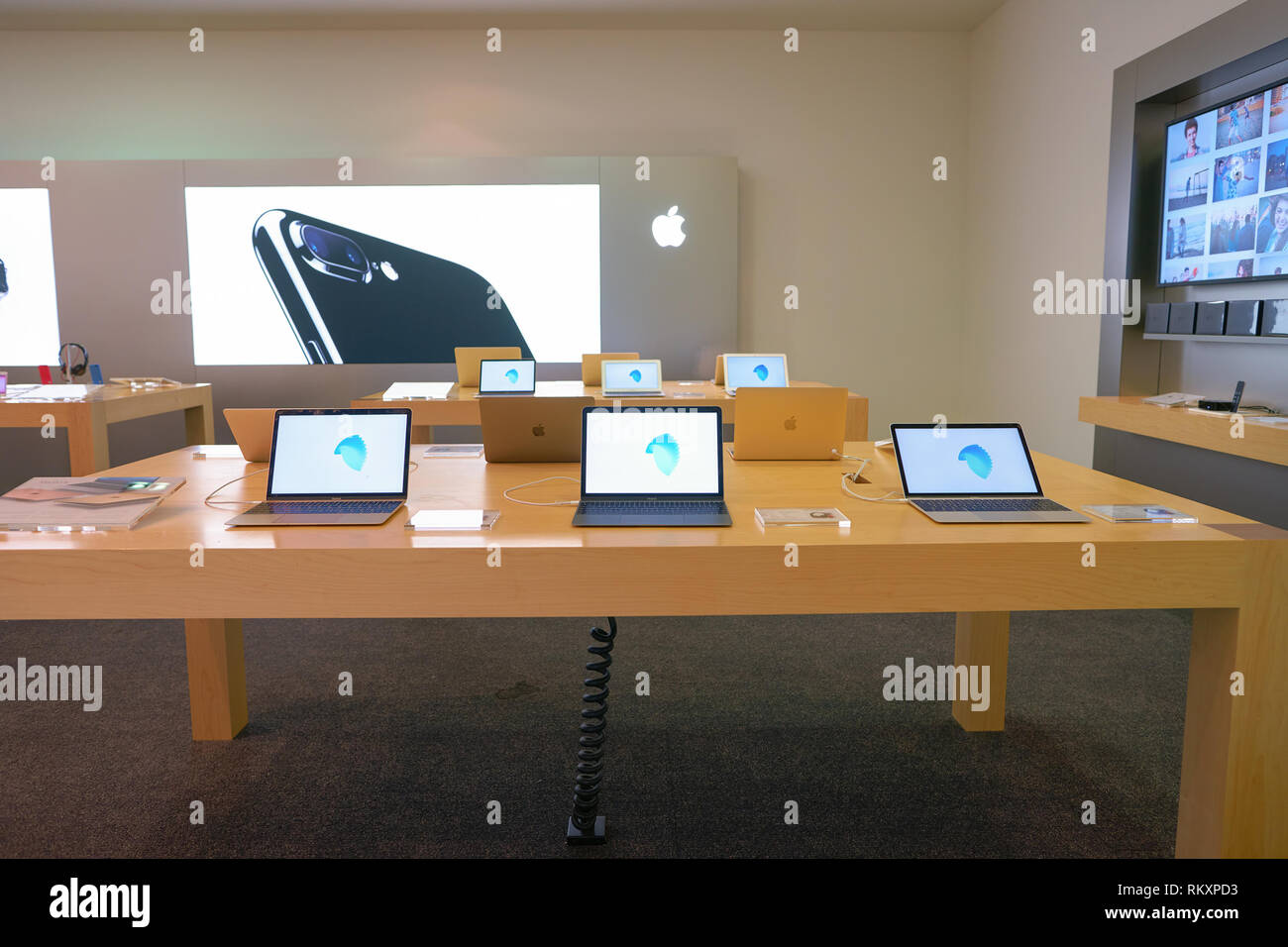 DUBAI, UAE - CIRCA NOVEMBER, 2016: electronics store at Dubai ...