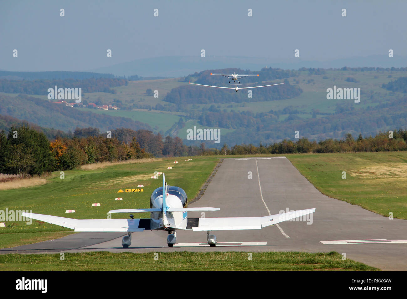 Runway flugplatz hi-res stock photography and images - Alamy