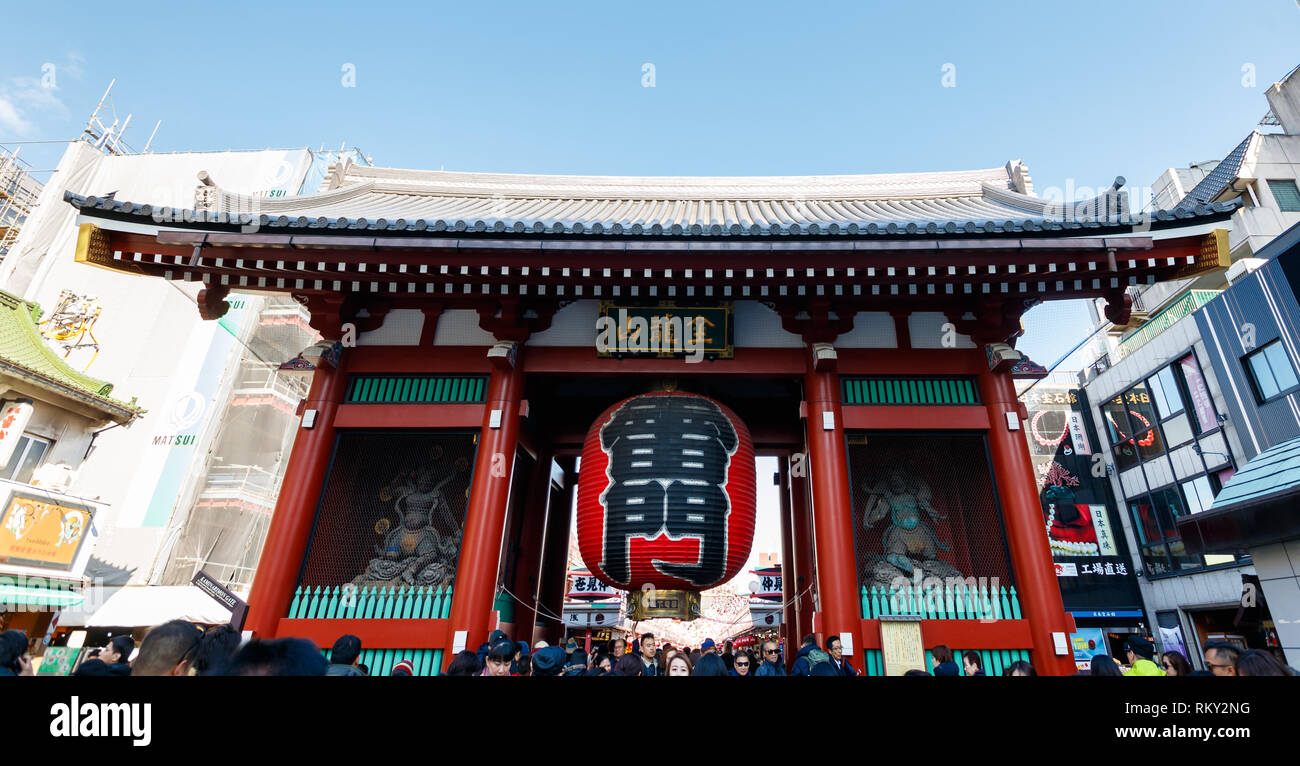 The Kaminarimon Gate, gateway to the Senso-Ji Temple Stock Photo - Alamy