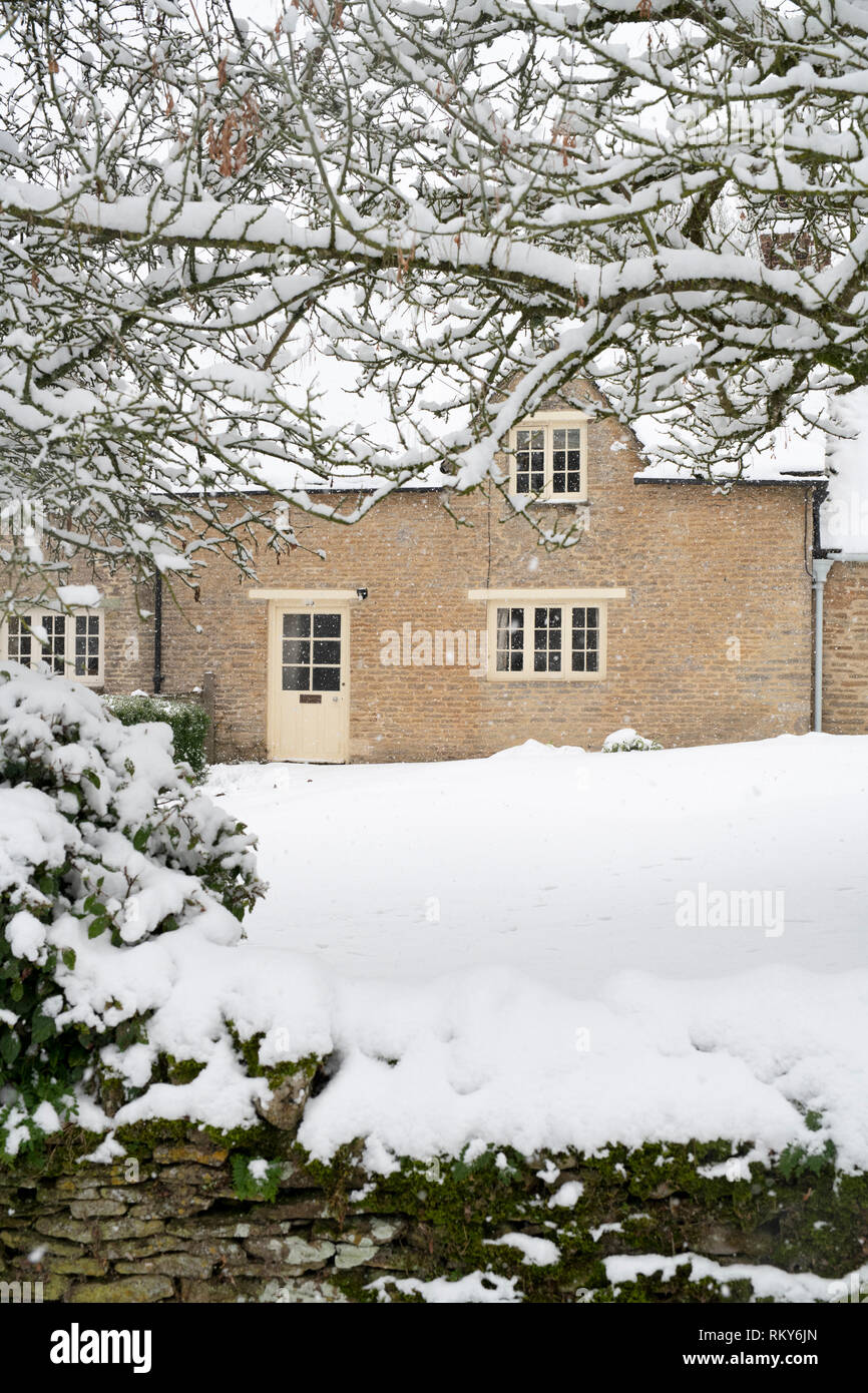 Cotswold cottages in the winter snow. Eastleach Turville, Cotswolds ...