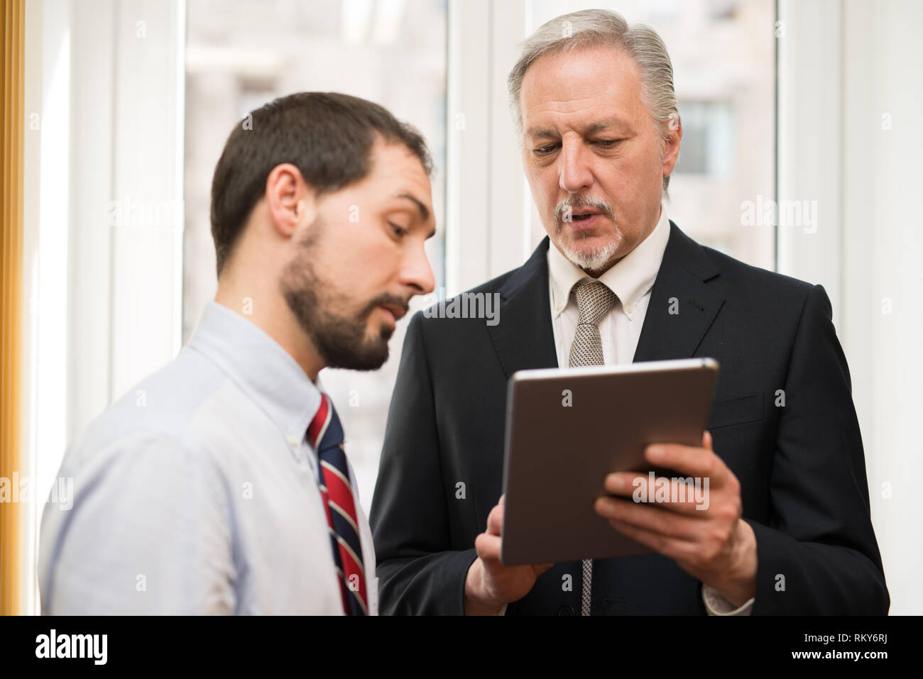 Two business people using ipad hi-res stock photography and images - Alamy
