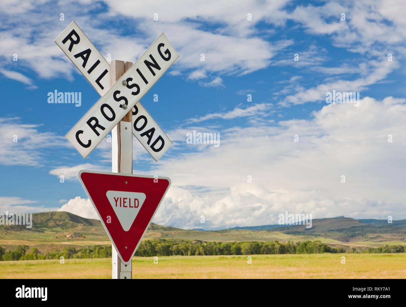 Yield sign at railroad crossing hi-res stock photography and images - Alamy
