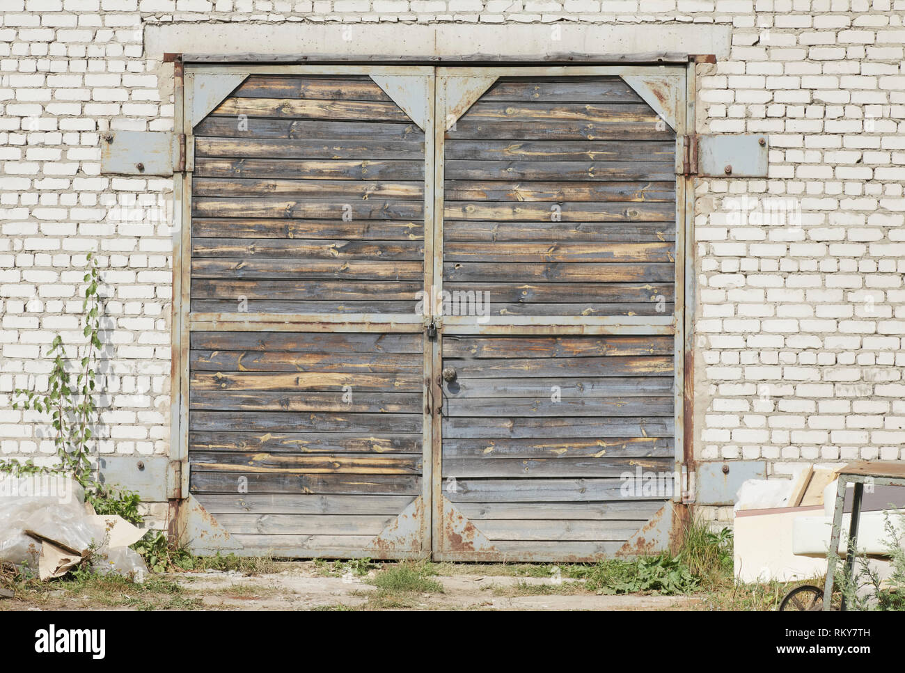 Exterior old brick warehouse loading hi-res stock photography and ...