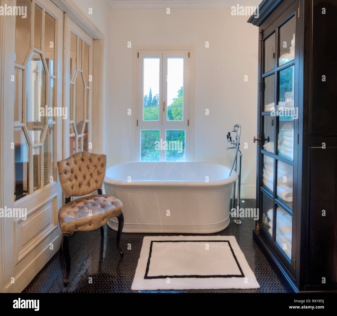 Contemporary Upscale Bathroom Stock Photo - Alamy