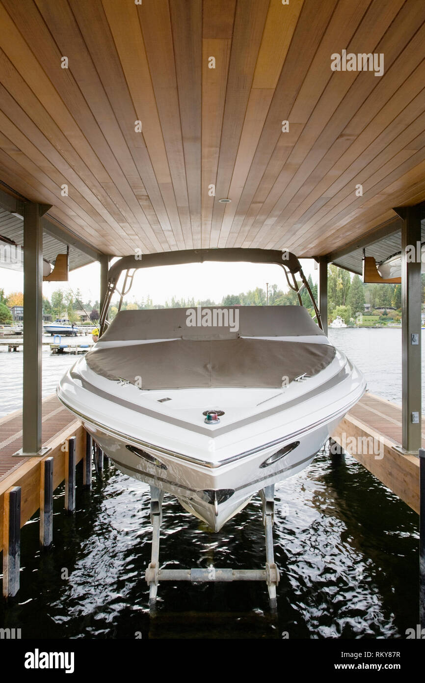 Boat in boat lift Stock Photo - Alamy