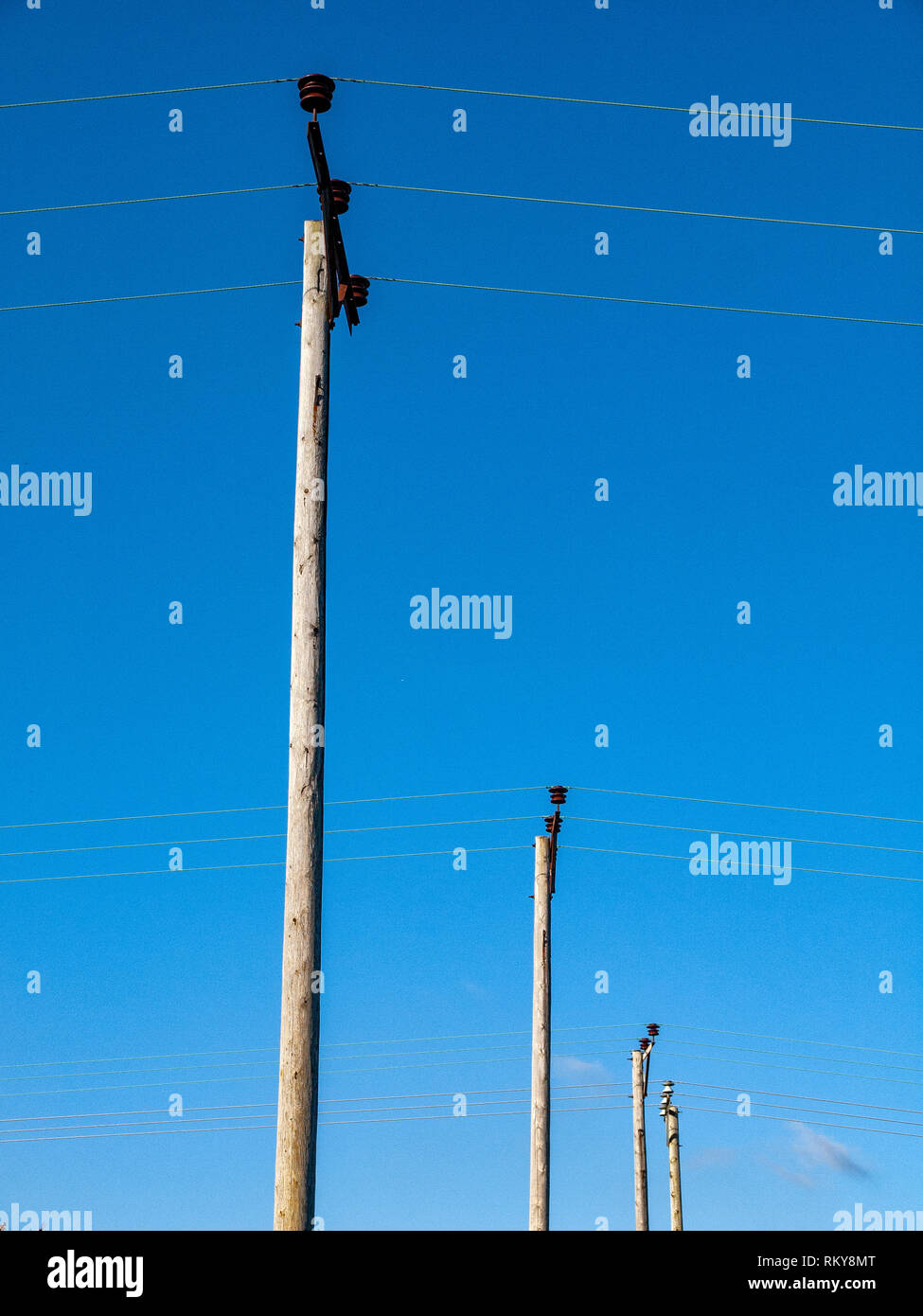 Electricity pole overhead cables uk hi-res stock photography and images ...