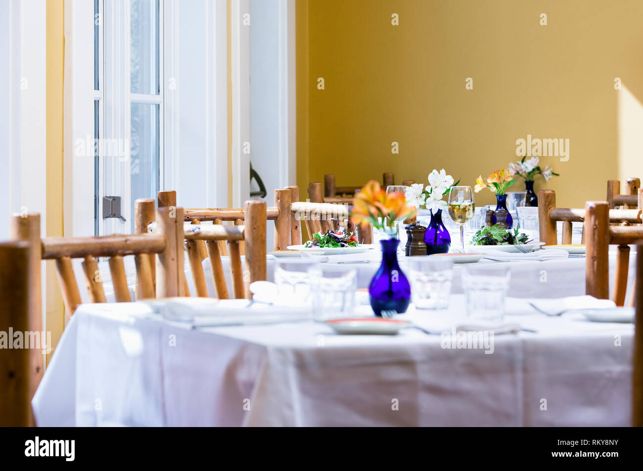 Tables and chairs in empty restaurant Stock Photo - Alamy