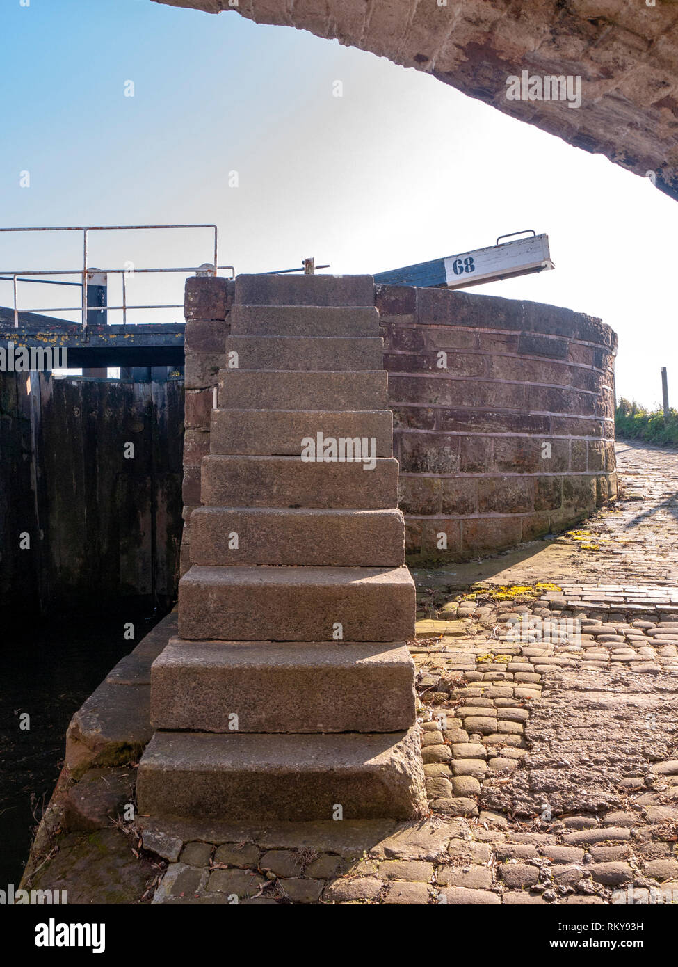 Canal lock and steps hi-res stock photography and images - Alamy
