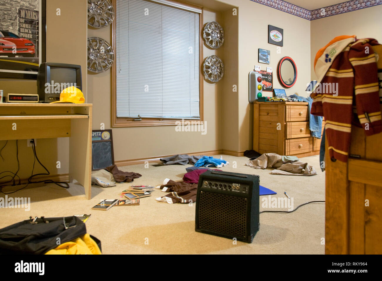 Cluttered with furniture hi-res stock photography and images - Alamy