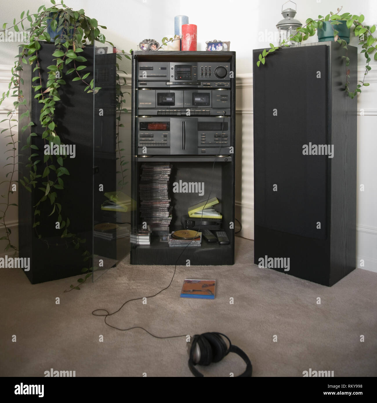 Stereo cabinet hi-res stock photography and images - Alamy