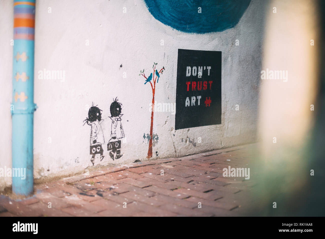 Minimalist graffiti art in an Amsterdam alleyway Stock Photo - Alamy